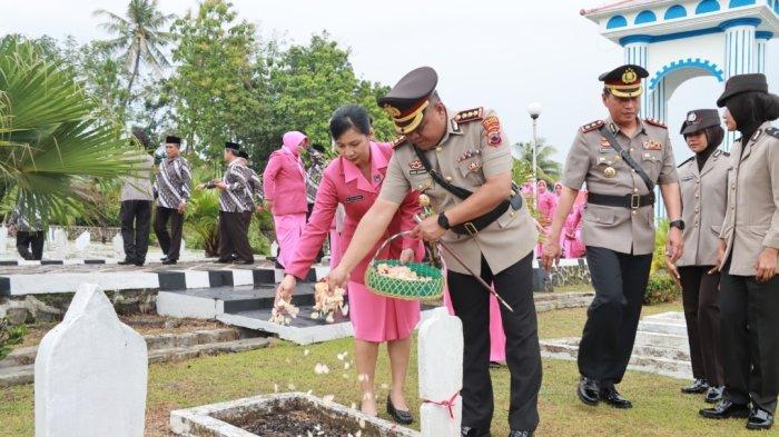 Sambut Hari Bhayangkara Ke-77, Anggota Polresta Cilacap Ziarah di TMP Surengono Cilacap ...