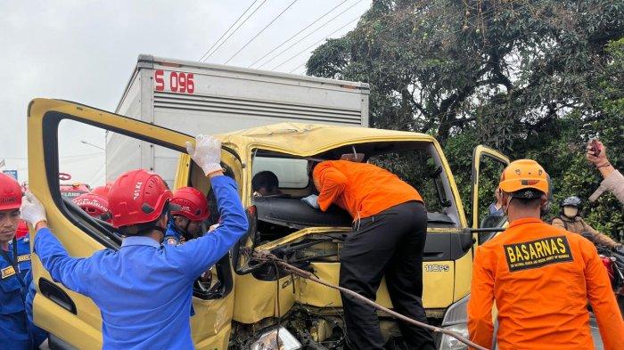 Truk Tabrak Truk di Jalan Raya Magelang-Yogyakarta, Sopir Terjepit ...
