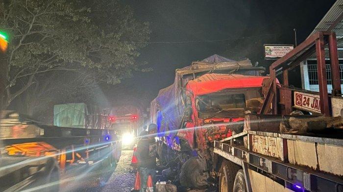 Adu Banteng Dua Truk di Jalan Desa Tegalmulyo Rembang, Satu Orang Tewas - Tribunbanyumas.com