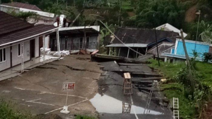 Pergerakan Tanah di Desa Ratamba Banjarnegara Belum Berhenti, Bupati ...