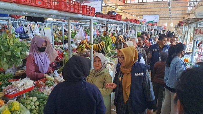Pantauan Wabup Lintarti di Pasar Manis Purwokerto, harga Cabai Turun ...