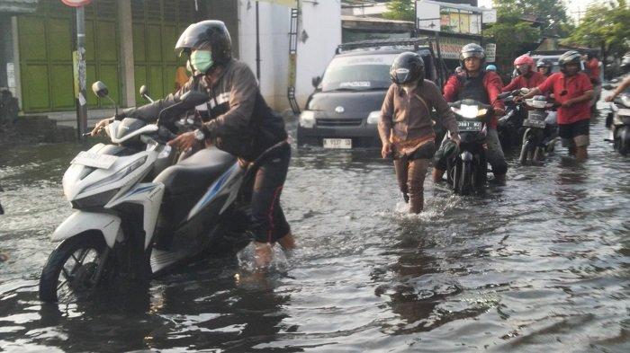 Motor Harus Dituntun, Banjir di Jalan Kudus-Purwodadi Mencapai 70 Sentimeter - Tribunbanyumas.com