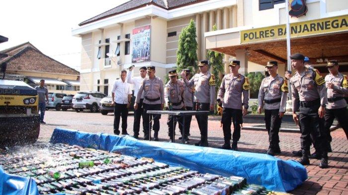 Polres Banjarnegara Musnahkan Ratusan Miras Hasil Operasi Pekat - Tribunbanyumas.com
