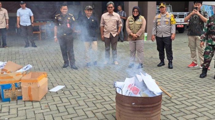 Ternyata Begini Perlakuan Terhadap Surat Suara Rusak dan Sisa di Banyumas - Tribunbanyumas.com