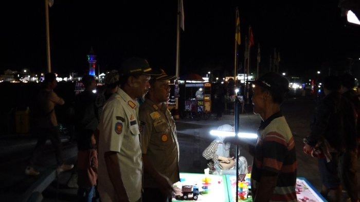 Sudah Ramai Pengunjung, PKL dan Parkir Liar di Kawasan Alun-alun ... Sudah Ramai Pengunjung, PKL dan Parkir Liar di Kawasan Alun-alun ...