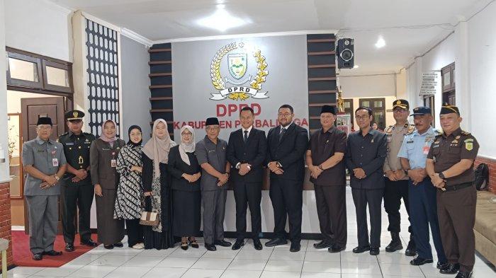 Fahmi-Dimas Semringah Saat DPRD Purbalingga Umumkan Calon Bupati dan ...