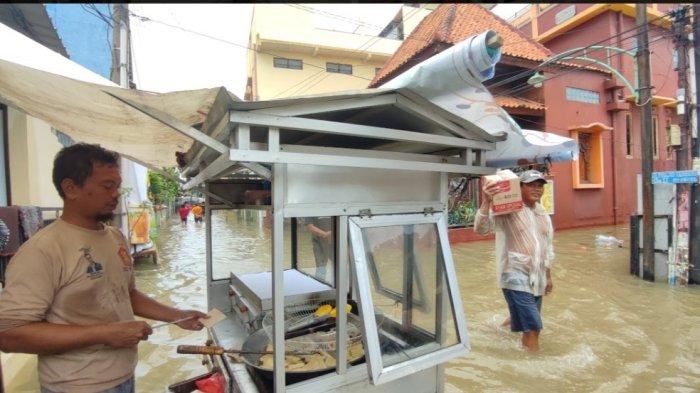 Pria Ini Tetap Santuy Jualan Gorengan di Tengah Banjir Kota Semarang, Alasannya Menyentuh ...