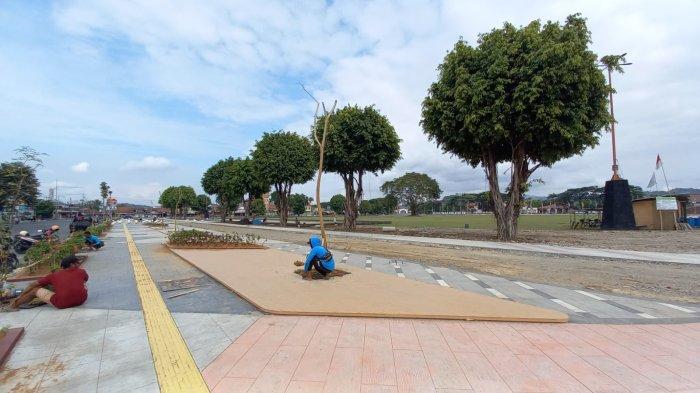 Dilengkapi Fasilitas Guding Block, Alun-alun Kebumen Kini Ramah untuk ...