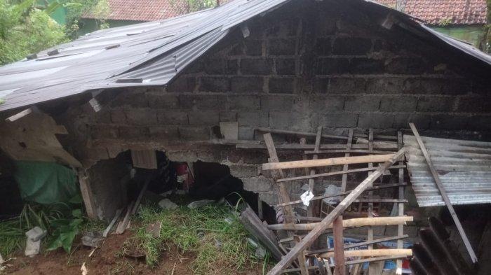 Longsor di Kalibeber Wonosobo, Dinding Rumah Warga Jebol - Tribunbanyumas.com