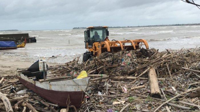 Pemandangan Sampah Menggunung di Pantai Teluk Awur Jepara ...