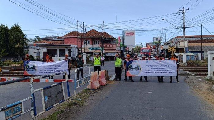 Awas Tilang! Terobos Palang Kereta dan Putar Balik di Perlintasan KA ...