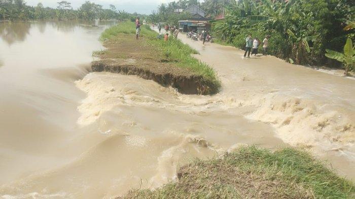 Pemandangan Tanggul Sungai Cimeneng Jebol, Pemukiman Desa Bantarsari Cilacap Terendam ...