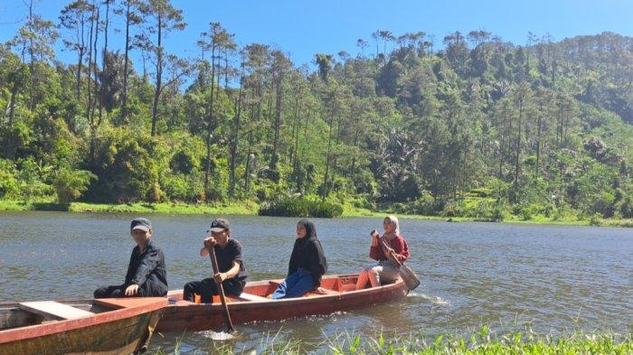 Tiket Cuma Rp 5000, Telaga Kumpe Banyumas Tawarkan Sensasi Naik Perahu di Tengah Hutan ...