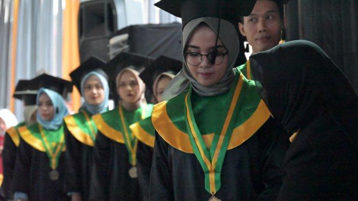 Wisuda Perdana Unperba, 96 Mahasiswa Sandang Gelar Sarjana - Tribunbanyumas.com