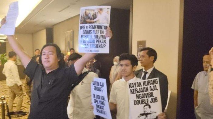 Koalisi Sipil Protes RUU TNI, Gedor Pintu Ruang Rapat Panja DPR di ...