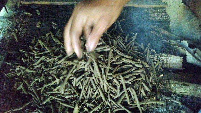 Tanah Liat Disulap Jadi Cemilan, Orang Menyebutnya Ampo, Kuliner Jadul ...