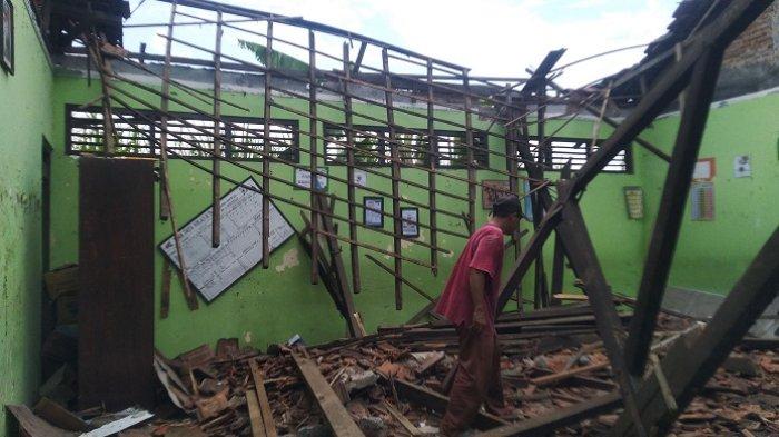 Atap Ruang Kelas di SDN 6 Hadipolo Kudus Ambrol Diguyur Hujan, Kegiatan Belajar 3 Kelas ...