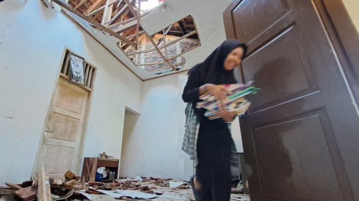 Atap Sekolah MTs Pakis Roboh Diterjang Hujan Deras dan Angin Kencang, Isrodin: Efek Gempa Jogja ...