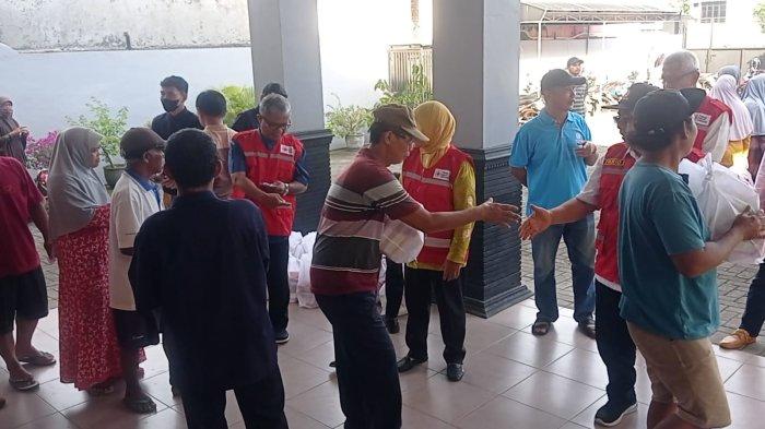 Sambut Idulfitri, 50 Paket Sembako Dibagikan ke Warga di Sekitar Markas PMI - Tribunbanyumas.com