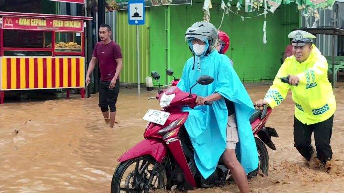 Banjir Jalan Pati-Tayu Gara-gara Sungai Simo Meluap, Sejumlah Motor Mogok - Tribunbanyumas.com