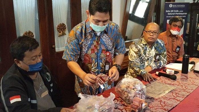 Uang Rusak Dimakan Rayap Milik Penjaga SD di Solo Akan Diganti BI. Tapi ... Uang Rusak Dimakan Rayap Milik Penjaga SD di Solo Akan Diganti BI. Tapi ...