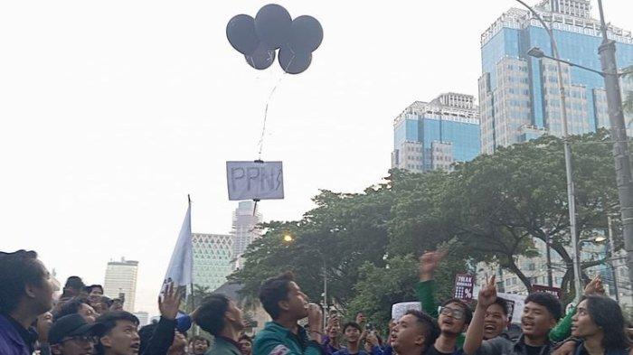 Penuhi Janji, Massa BEM SI Demo Tolak PPN 12 Persen, Lepas Balon Hitam sebagai Simbolisasi ...