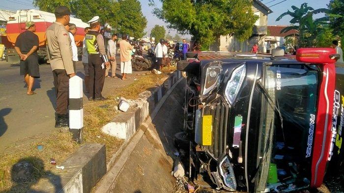 Tabrak Angkudes, Bus Pariwisata Terguling Masuk Saluran Irigasi di ...
