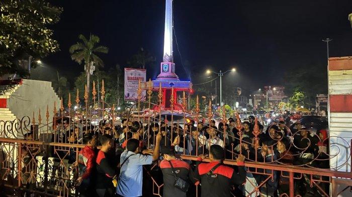 Bertahan Hingga Dini Hari, Buruh Jepara Desak Usulan UMK 2025 Dikirim ...