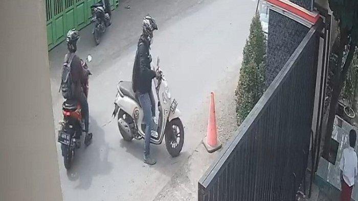 Dua Pencuri Terekam CCTV Gondol Motor Guru SDN 2 Grinting Brebes yang Diparkir di Depan Gerbang ...