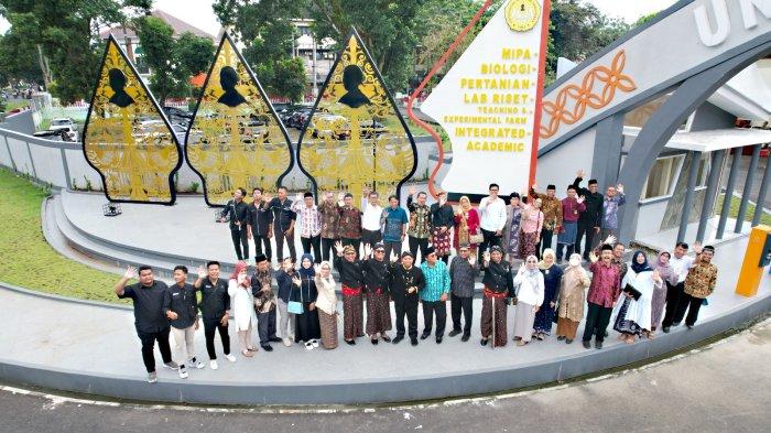 Megahnya Gerbang Masuk Unsoed Purwokerto, Gambarkan Identitas Kampus ...