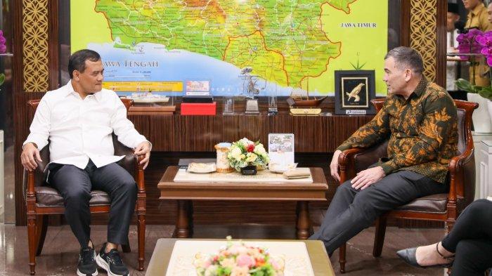 Gaya Gubernur Jateng Ahmad Luthfi, Sneakers dan Kemeja Putih ...