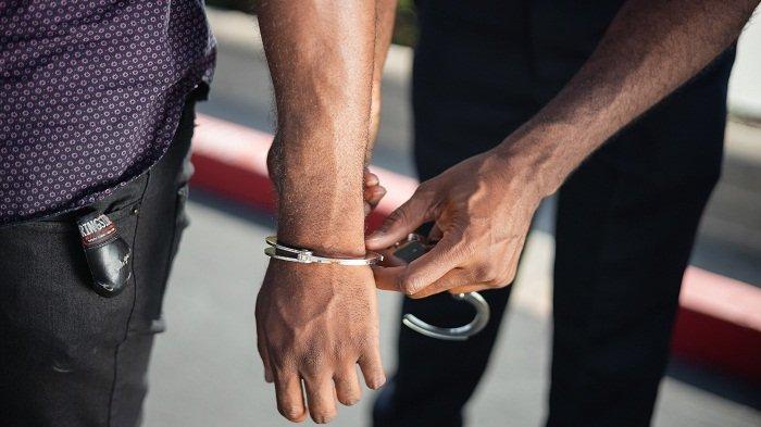 Pencuri Ayam di Demak Diarak Telanjang ke Kantor Polisi, Akui Bawa ...