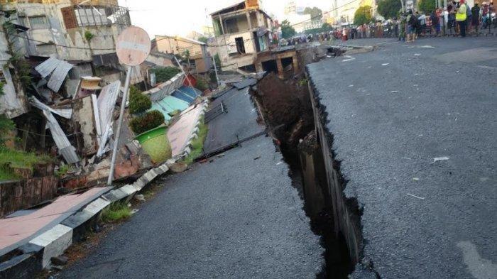 VIDEO dan FOTO-FOTO: Heboh Jalan Nasional di Jember Ambles 45 Meter ...