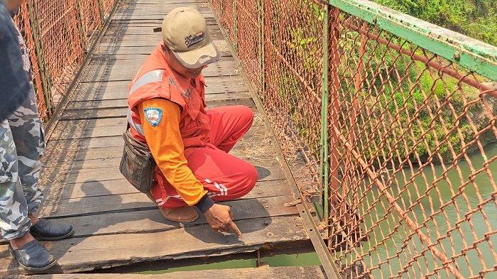Jembatan Gantung Penghubung 3 Desa di Patikraja Banyumas Terancam Putus, Pemotor Dilarang Lewat ...