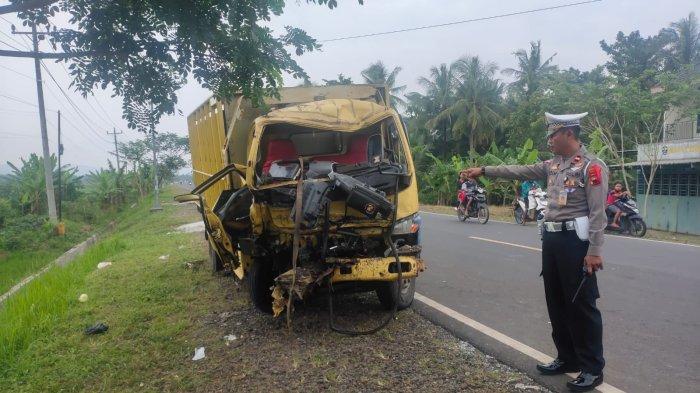 Dua Orang Tewas dalam Kecelakaan Adu Banteng Truk Vs Truk di JLSS Gandrungmangu Cilacap ...