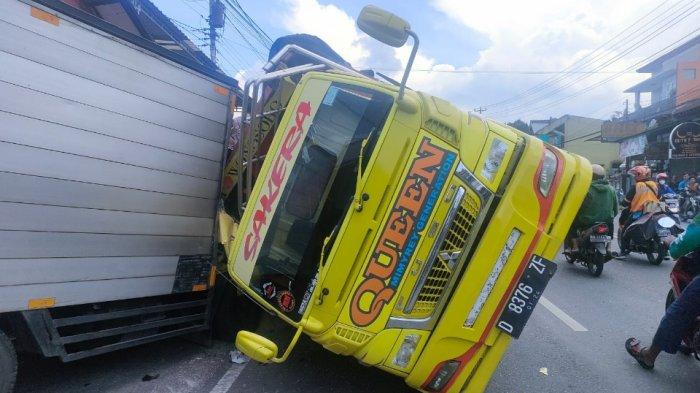 Pemotor Wanita Melintas, Truk Muatan Pakan Ayam Oleng Tabrak Kendaraan ...