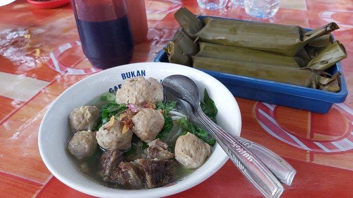Wisata ke Pantai Pulo Kodok? Jangan Lewatkan Bakso Apung Pak Yadi ...