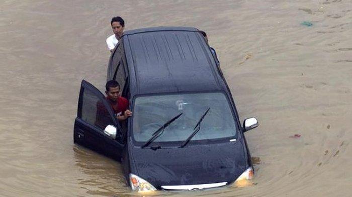 Begini Cara Menangani Mobil Terendam Banjir Agar Kerusakan Tidak Semakin Parah - Tribunbanyumas.com
