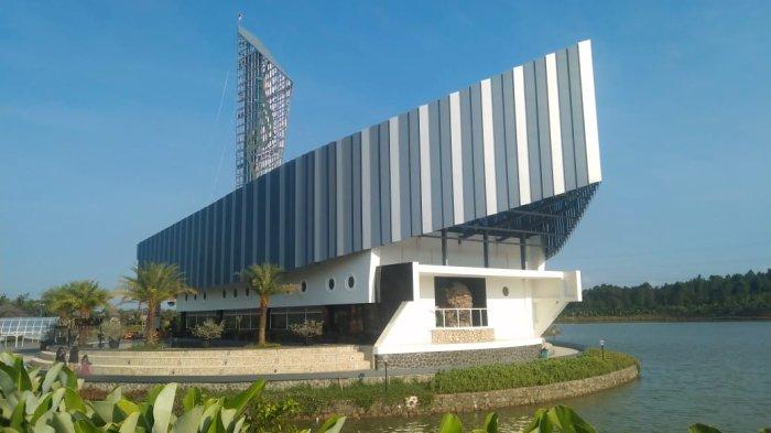 Keunikan Masjid Berbentuk Perahu yang 'Mengapung' di Atas Danau di ...