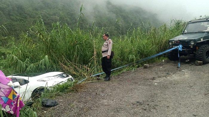 Tak Kuat Menanjak, Mobil Wisatawan Tujuan Dieng Nyaris Masuk Jurang di Jalur Sikarim Wonosobo ...
