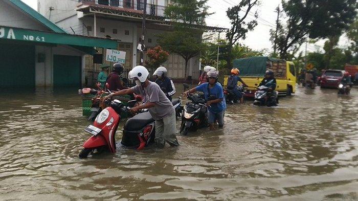 Puluhan Motor Mogok saat Terjang Banjir Jalan Kudus-Purwodadi, Warga: Setiap Hari Lewati Banjir ...