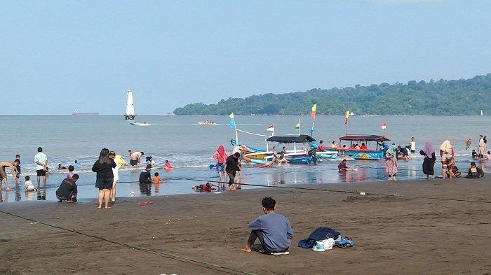 Pantai Teluk Penyu Cilacap Diserbu Pengunjung, Terbanyak Wisatawan ...