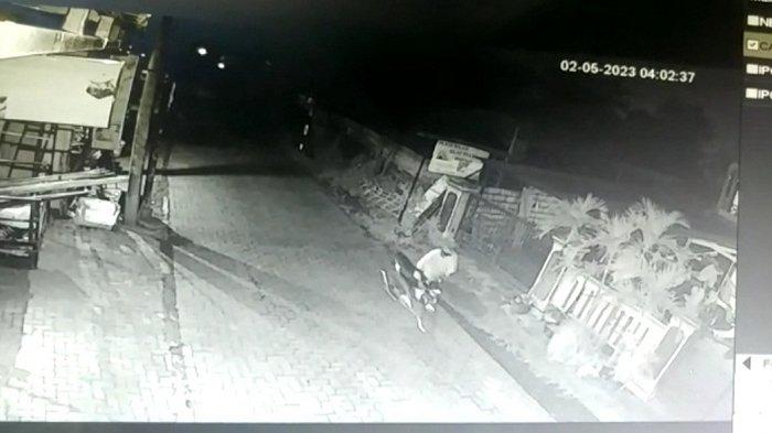 Aksi Maling di Tembalang Semarang Terekam CCTV, Motor Milik Pegawai Warung Soto Dituntun ...