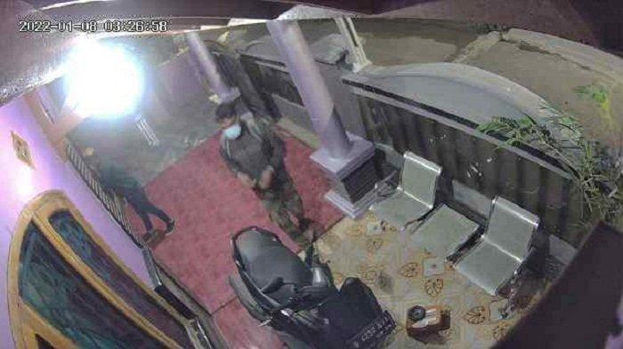 Aksi Dua Pencuri Gasak Motor NMAX di Margadana Kota Tegal Terekam CCTV, Mudah Bobol Gembok Pagar ...
