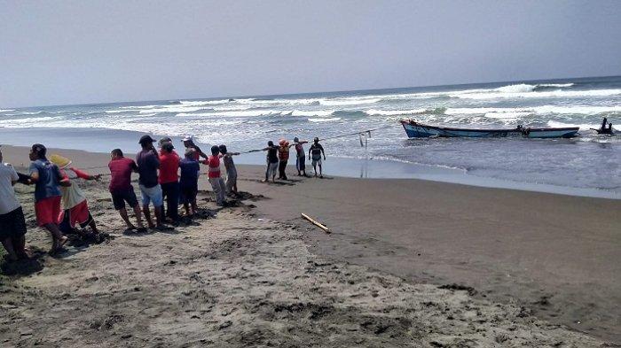 Perahu Compreng Pencari Ikan Terbalik di Pantai Wagir Indah Cilacap: 2 Nelayan Hilang, 1 Tewas ...