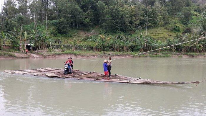 Begini Sensasinya Menaiki Getek Sebrangi Sungai Lukulo Kebumen, Tarif ...