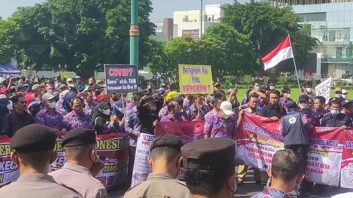 Tuntut Kenaikan Penghasilan Tetap, Ratusan Perangkat Desa Banyumas Gelar Demo di Depan Gedung ...