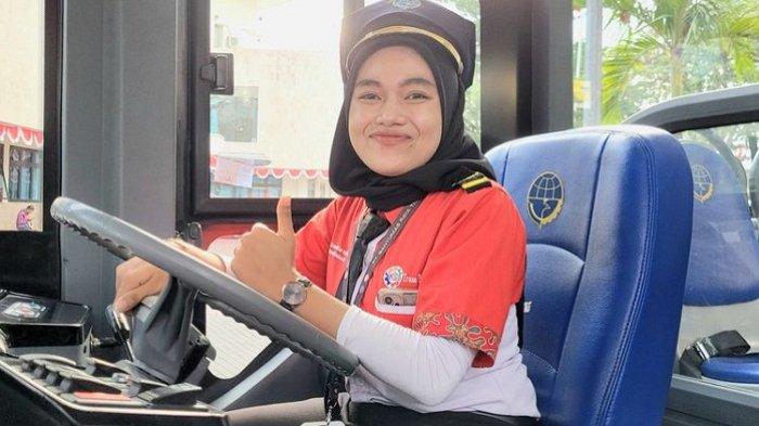 Cerita Perempuan Mantan Pegawai Pabrik Kini Sopir Trans Banyumas, Nyambi Kuliah Pengin Jadi Guru ...