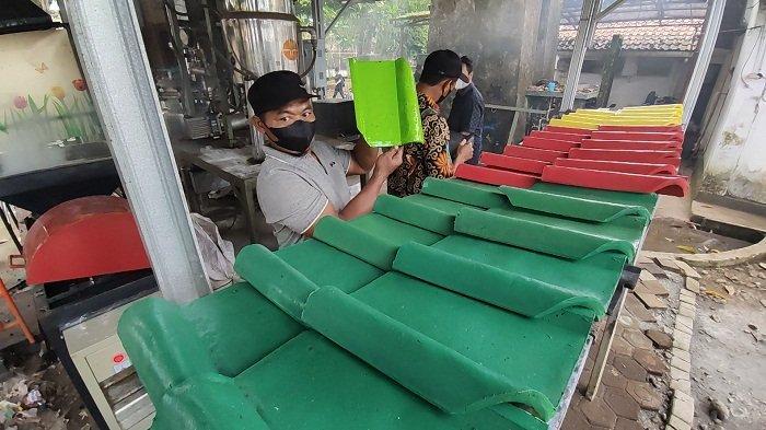 Produksi Sampah Plastik Berlimpah, Pemkab Banyumas Mendaur Ulang Jadi Genting dan Paving ...