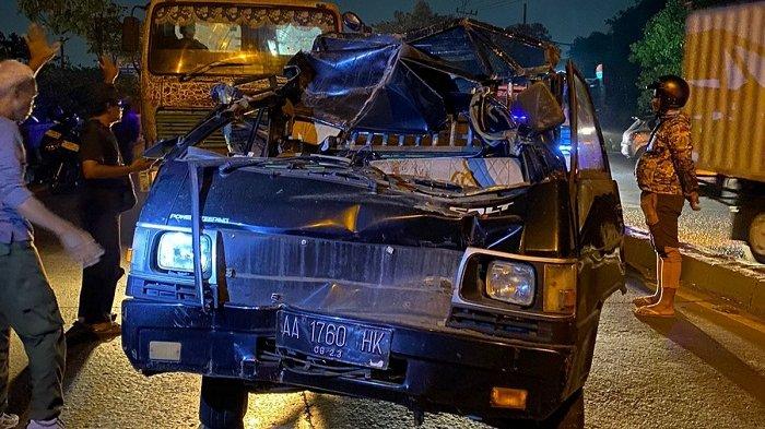 Sopir Kritis! Pikap Bermuatan Kerbau Tabrak Truk Trailer di Kaligawe ...